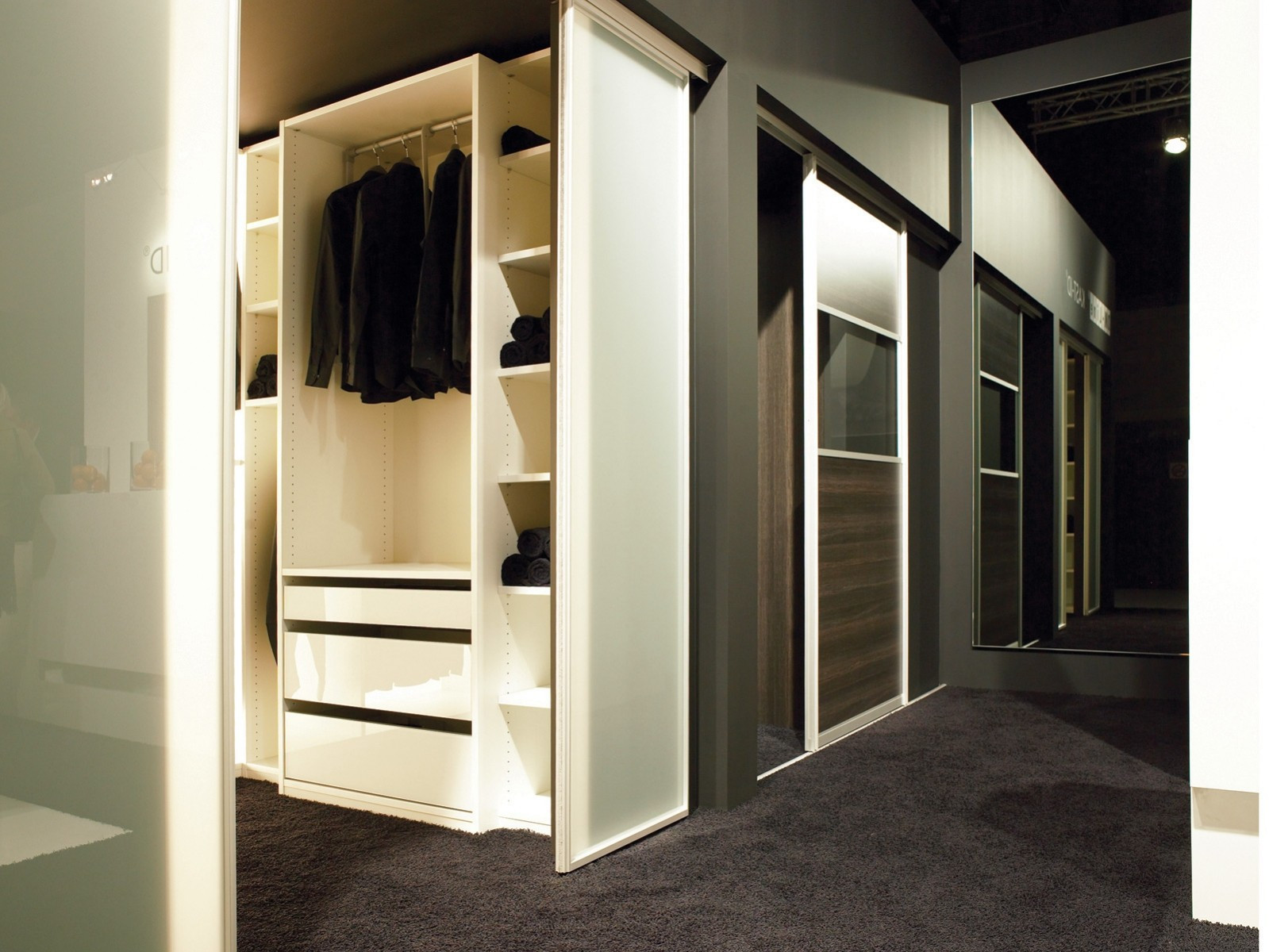 Tip voor het ordenen van je kleerkast: Maak komaf met oude en te smalle ...